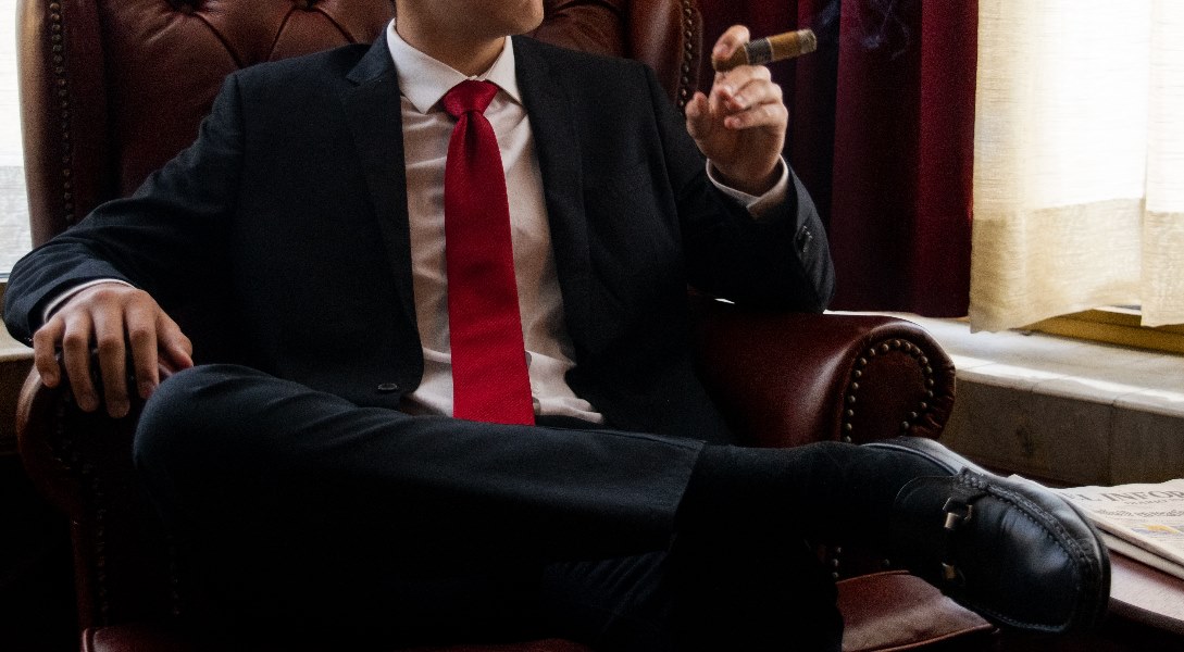 Tumma puku - Vuodenmies