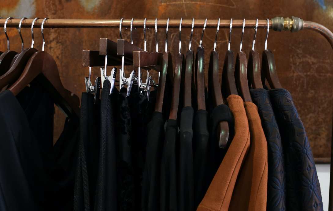 Miksi vaatteet haisevat pesun jälkeen? - Vuodenmies